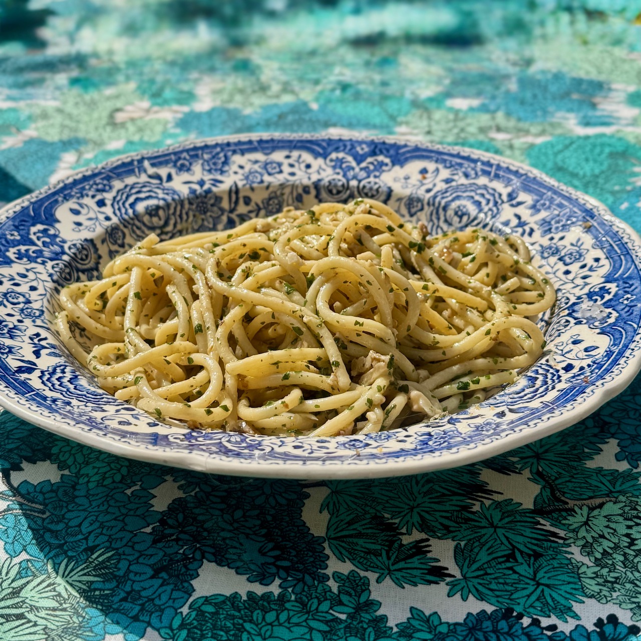 Spaghetti with Garlic and Walnuts – The Food Diaries